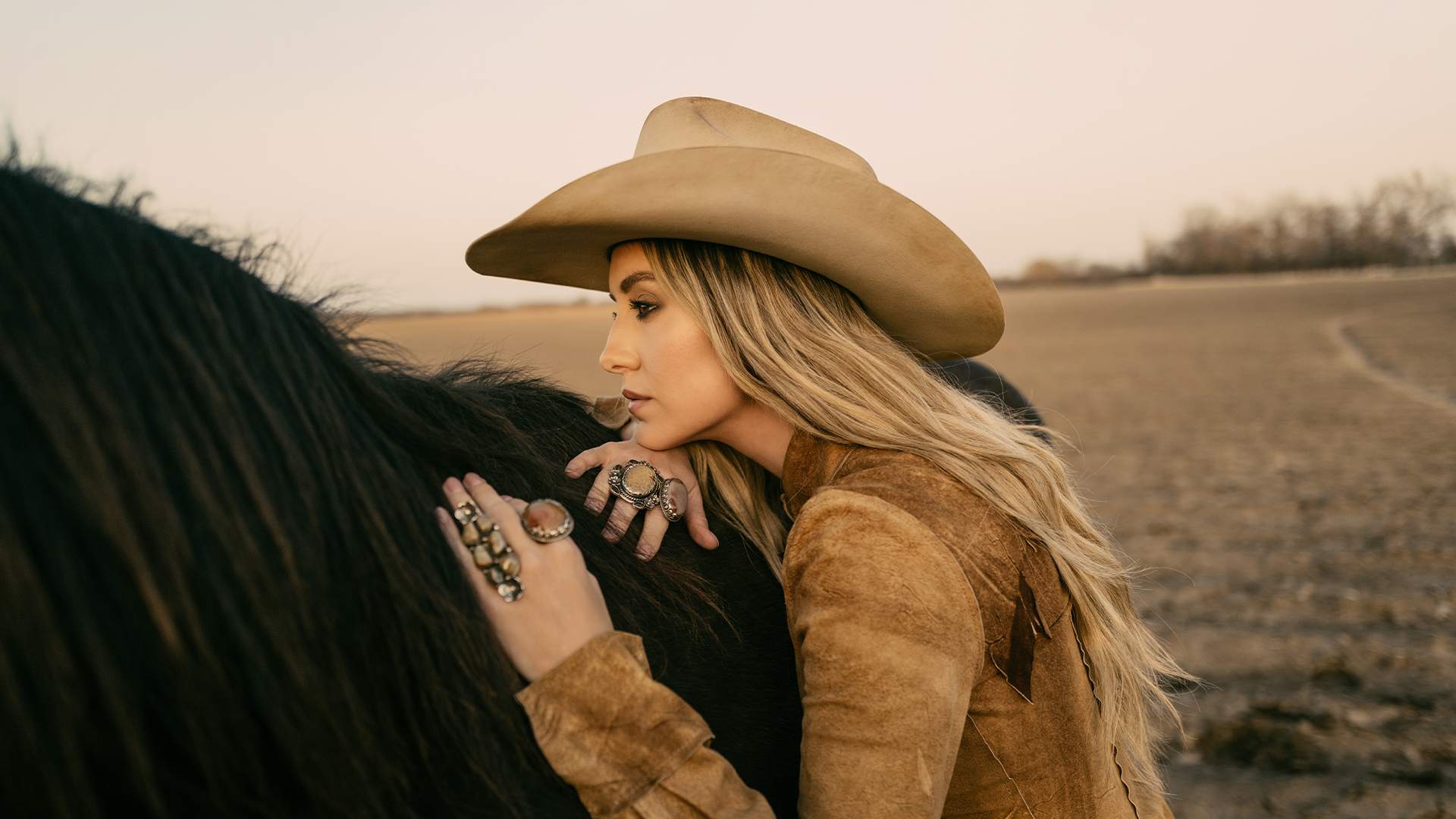 Lainey Wilson Shines at 2025 ACM Awards - Groovevolt